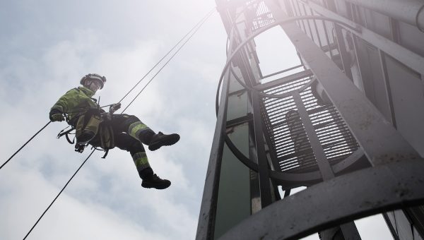 Hidden Hazards: How to Fit and Wear a Fall Arrest Harness - Safesite