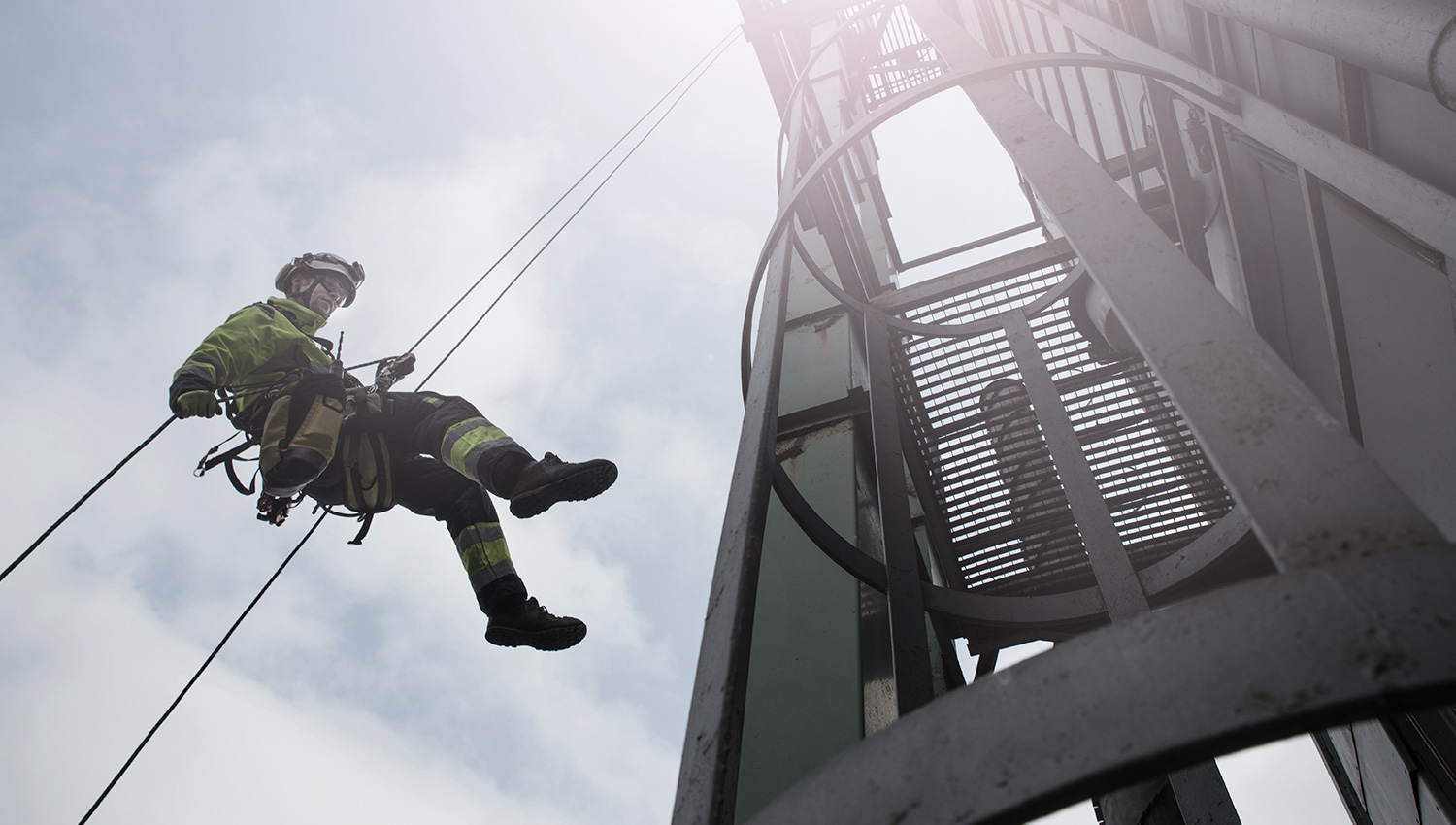 Cómo prevenir las caídas en las obras de construcción - Safesite